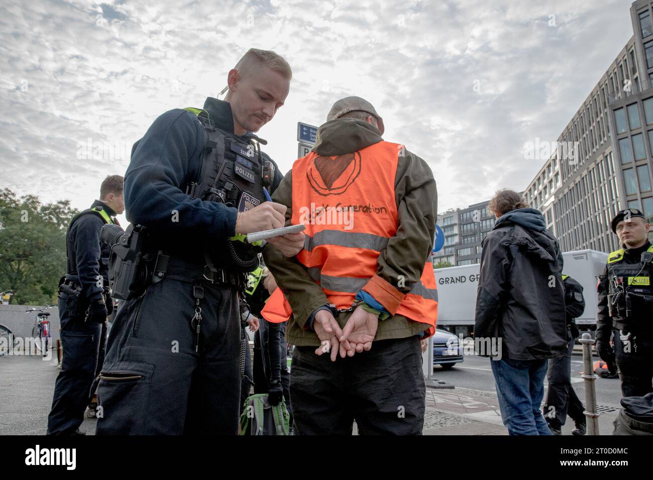 Climate activists from the group "Letzte Generation" (Last Generation ...