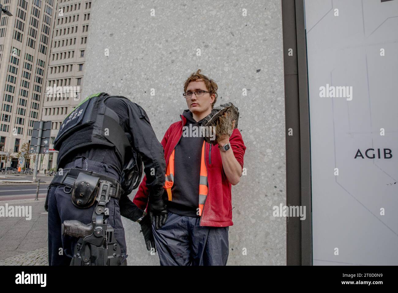 Climate activists from the group "Letzte Generation" (Last Generation ...