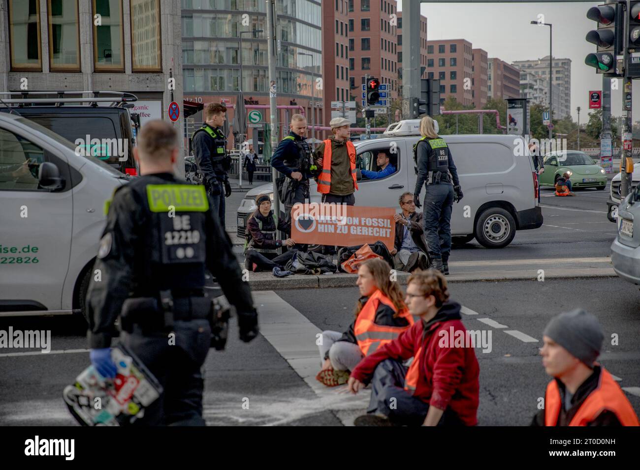 Climate activists from the group "Letzte Generation" (Last Generation ...