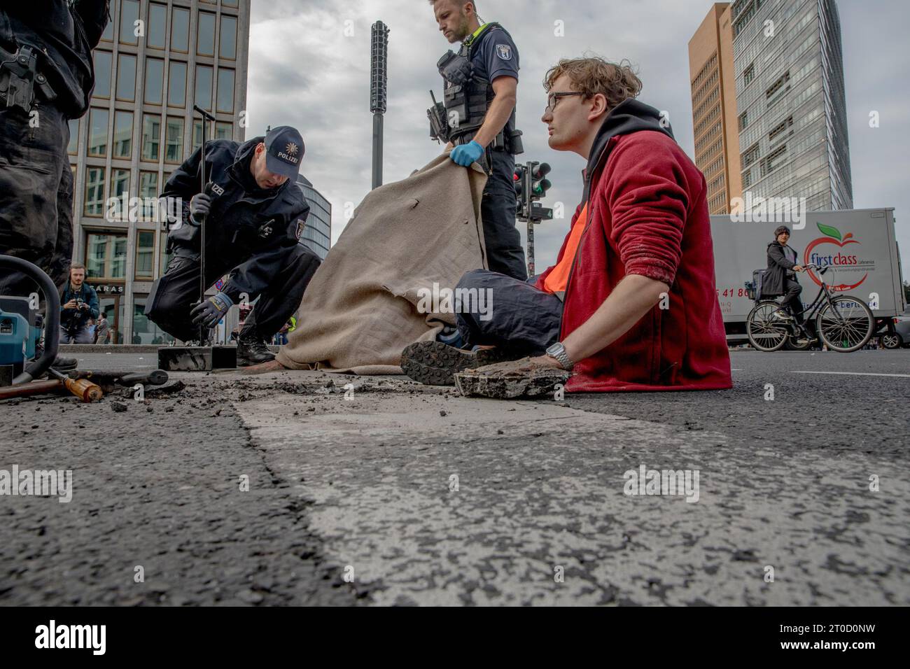 Berlin, Germany. 6th Oct, 2023. Climate activists from the group ...