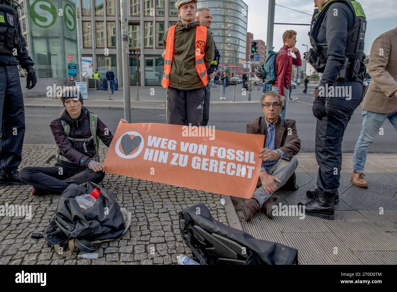 Climate activists from the group "Letzte Generation" (Last Generation ...