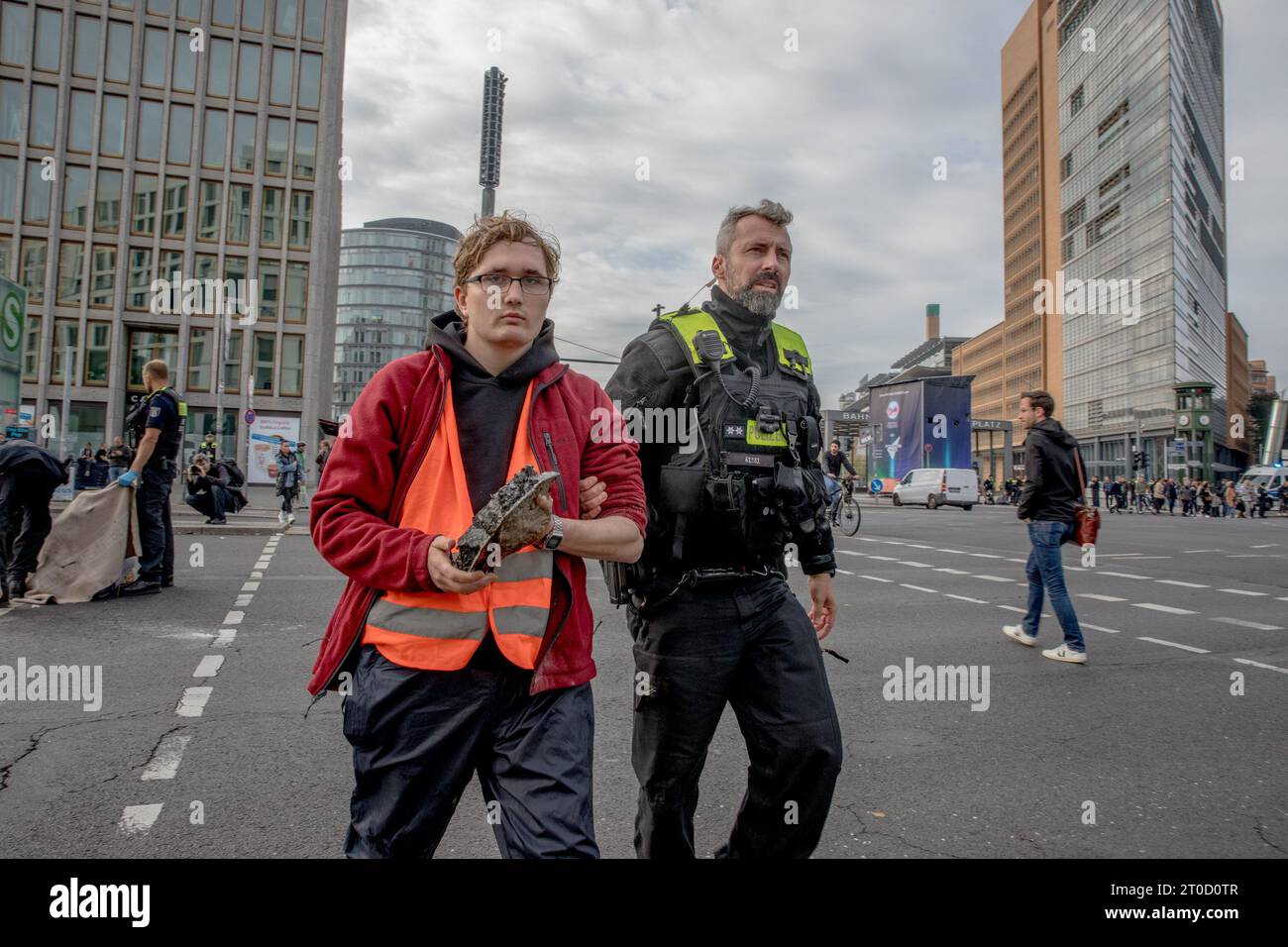 Berlin, Germany. 6th Oct, 2023. Climate activists from the group ...