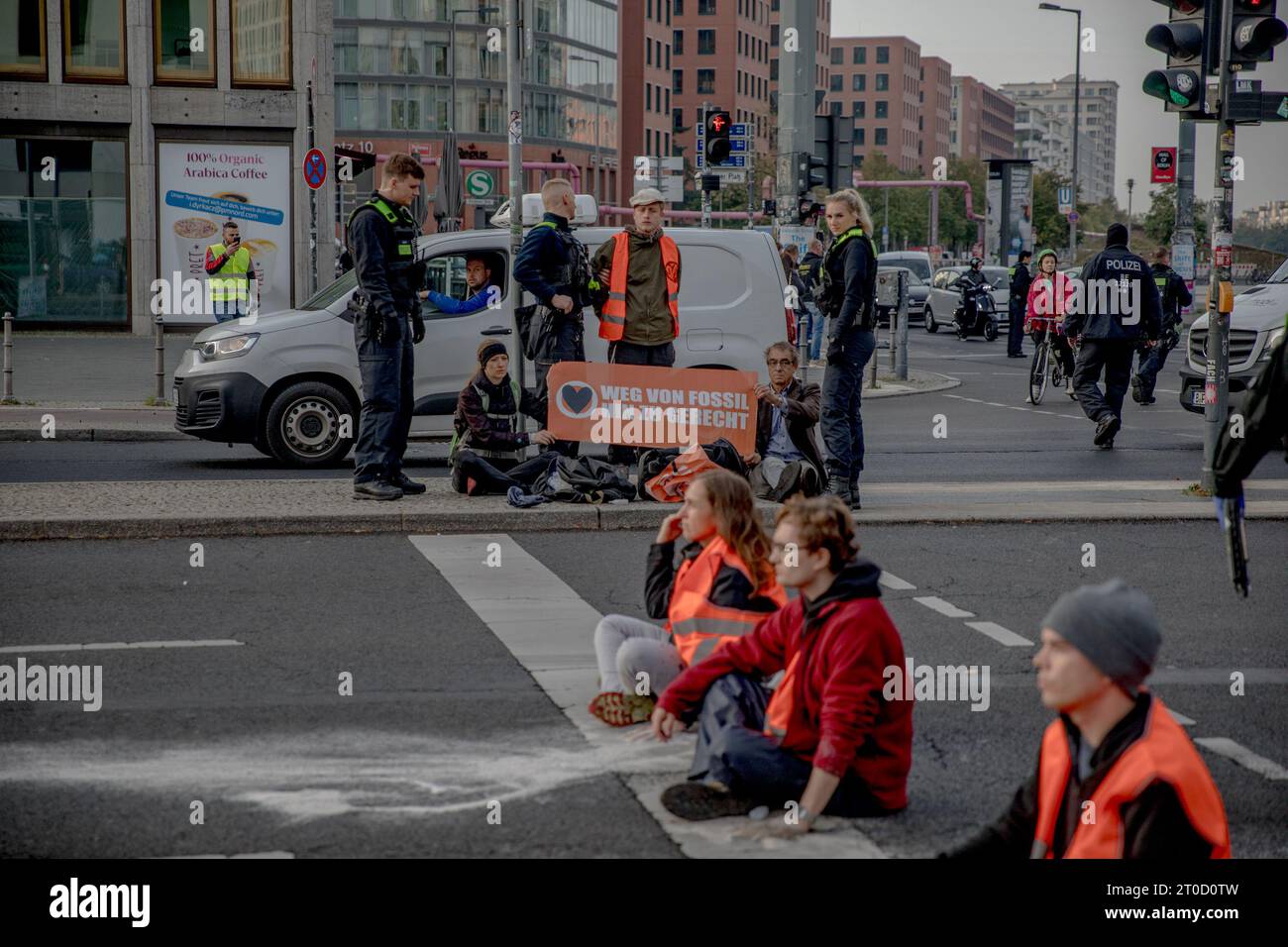Climate activists from the group "Letzte Generation" (Last Generation ...