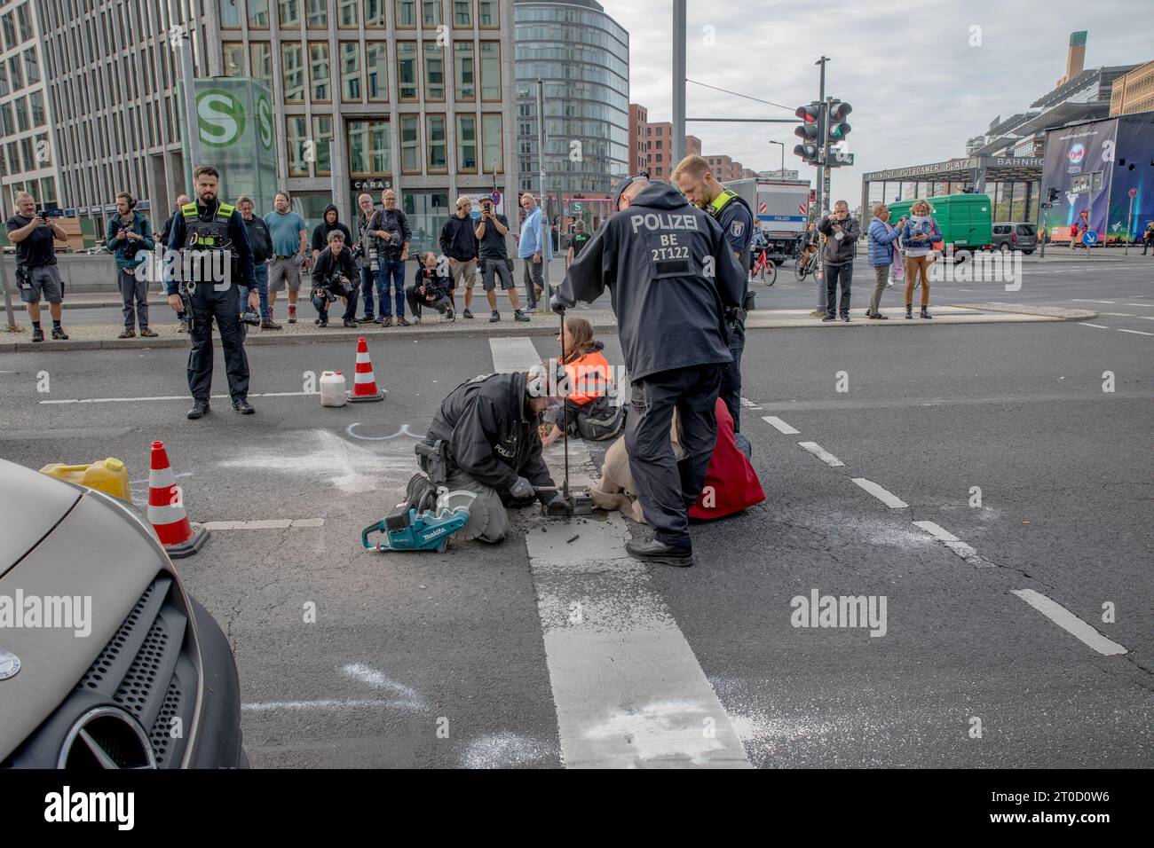 Climate activists from the group "Letzte Generation" (Last Generation ...