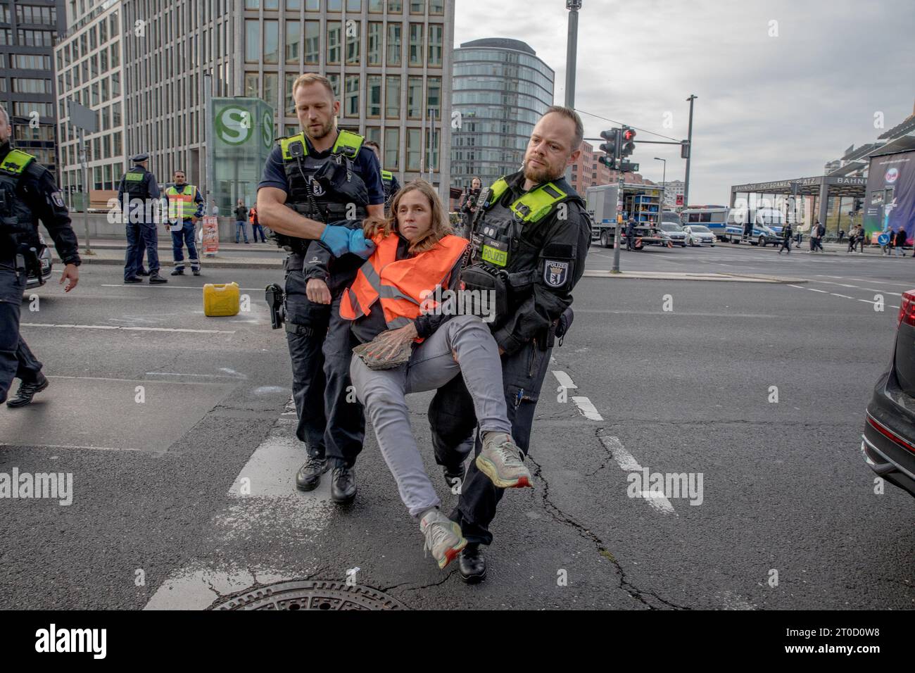 Berlin, Germany. 6th Oct, 2023. Climate activists from the group ...