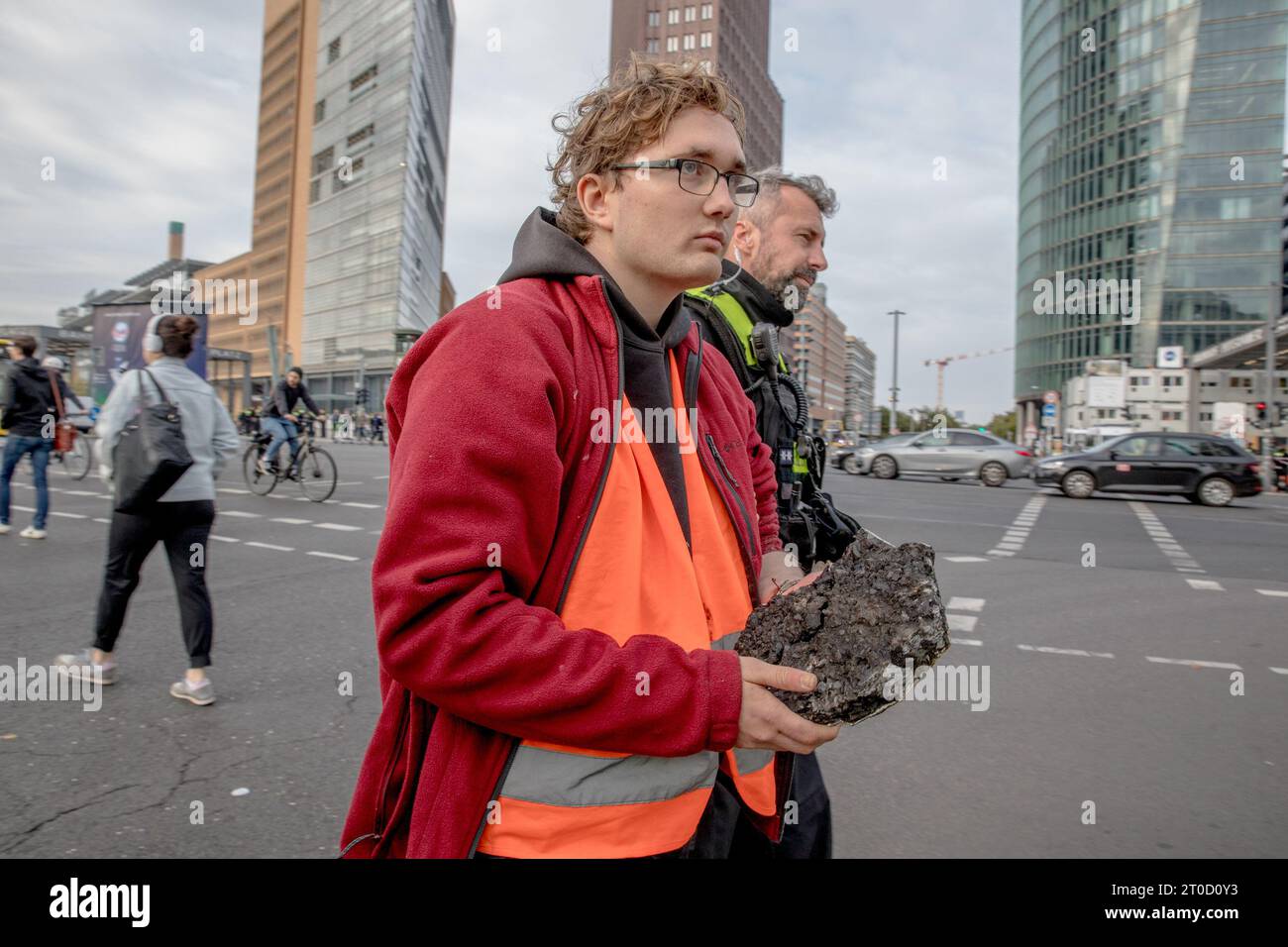 Climate activists from the group "Letzte Generation" (Last Generation ...