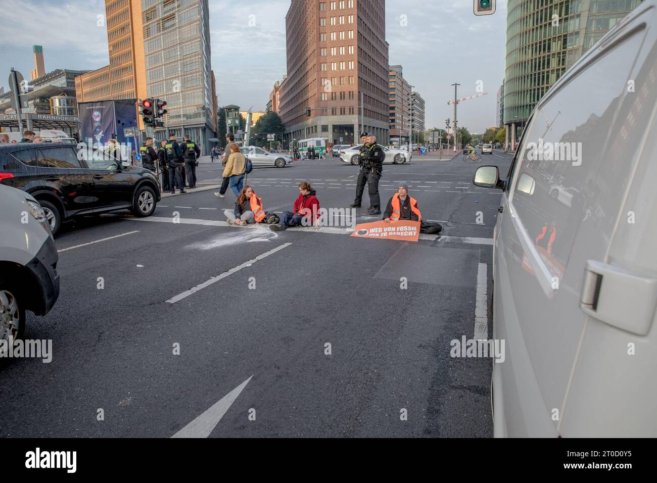 Climate activists from the group "Letzte Generation" (Last Generation ...