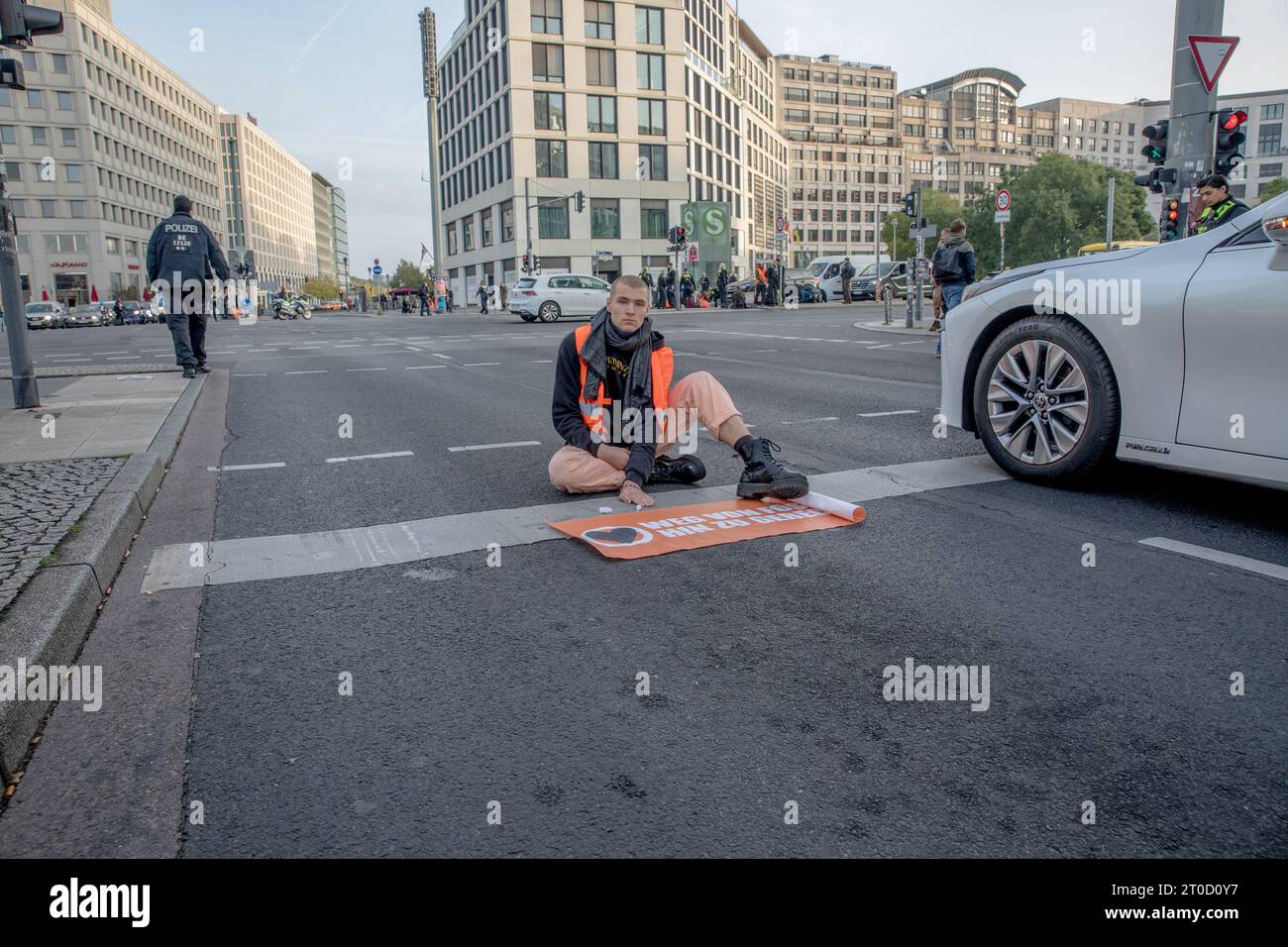 Climate activists from the group "Letzte Generation" (Last Generation ...