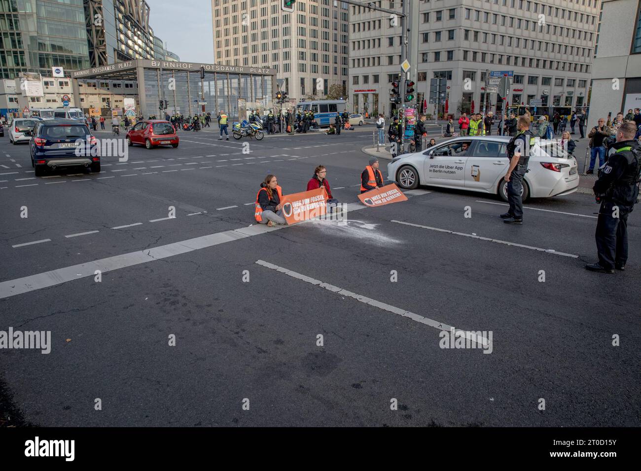 Climate activists from the group "Letzte Generation" (Last Generation ...