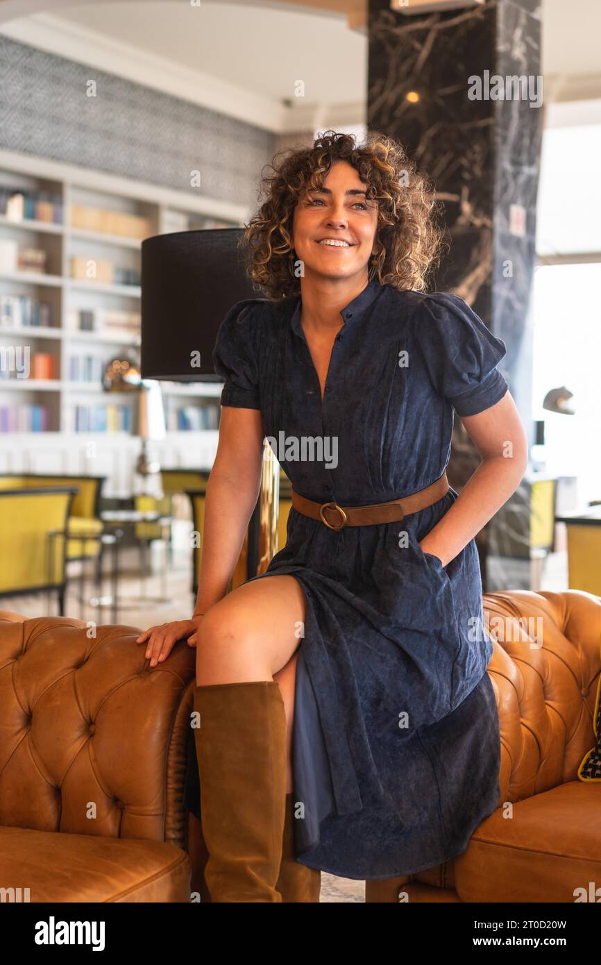 Well dressed woman hi-res stock photography and images - Alamy