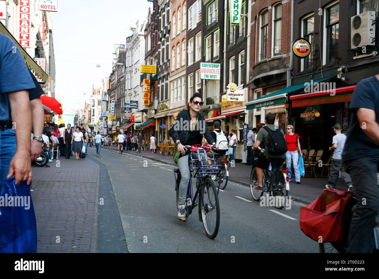 Damstraat, busy street with many restaurant hotels and shops, Amsterdam ...