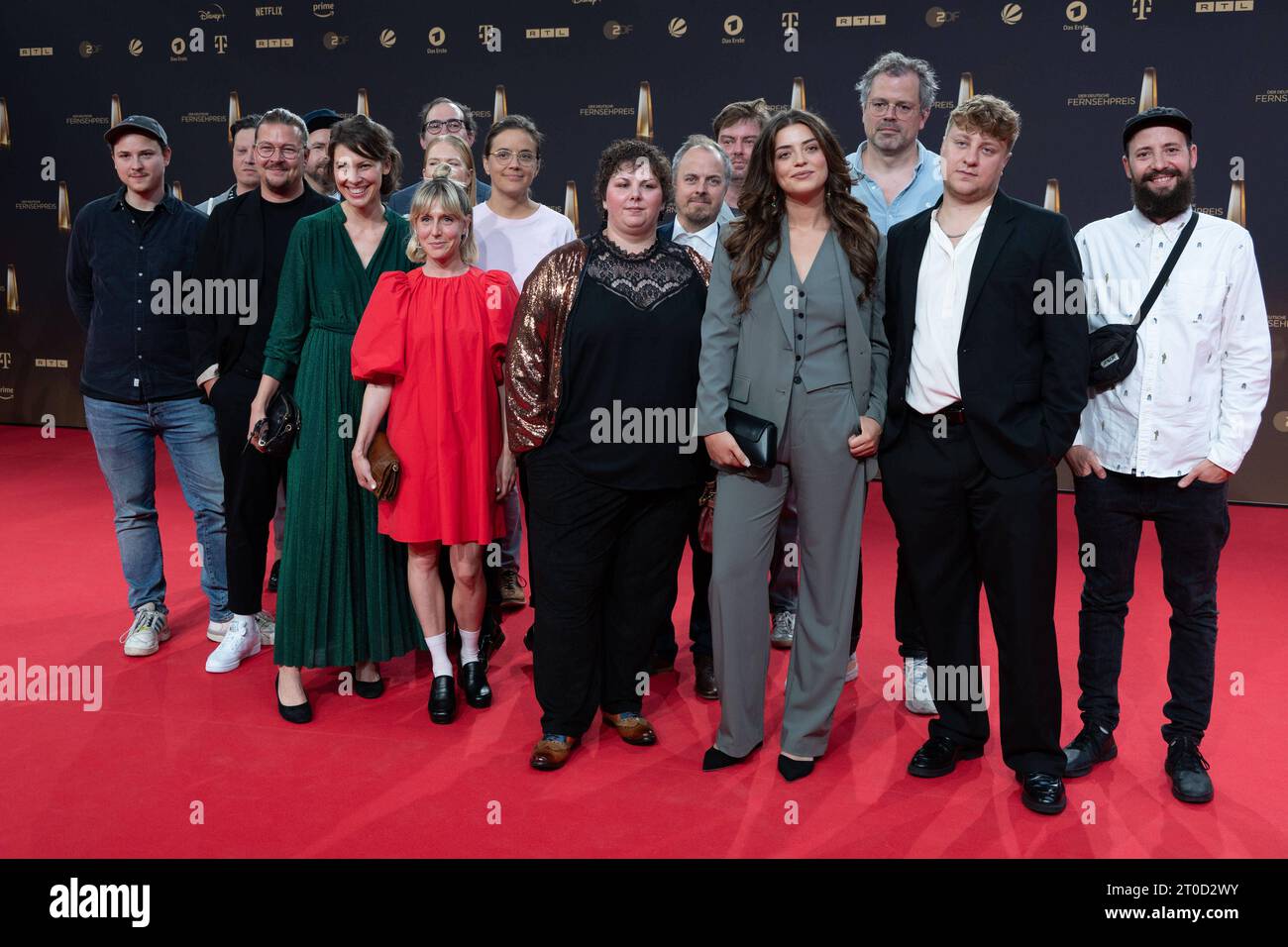 Das Team der Comedy-Serie King of Stonks, vorne 2.v.r. Thomas SCHUBERT ...