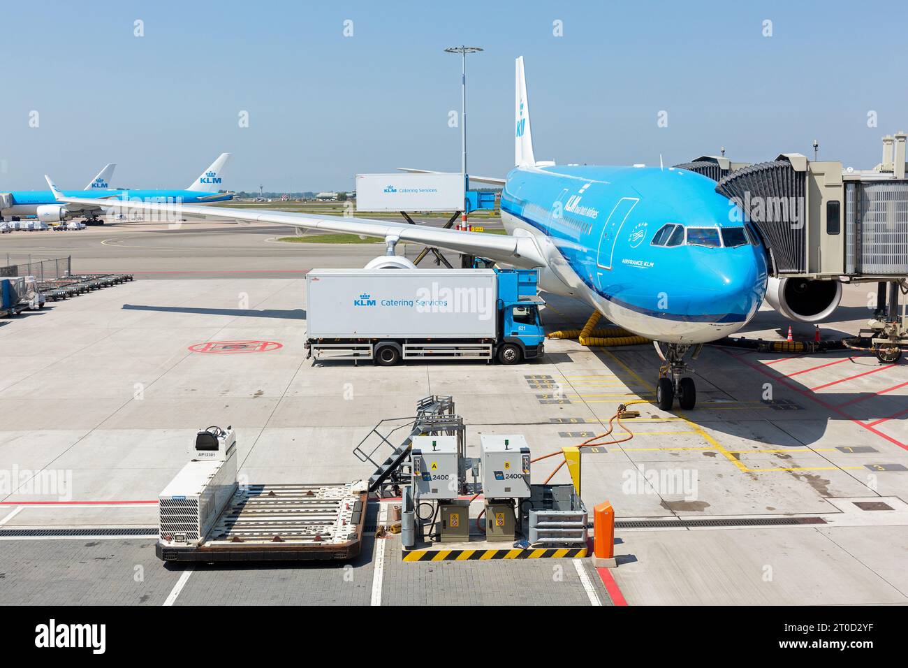 The Air France-KLM aircraft is on the platform at the trunk, next to it ...