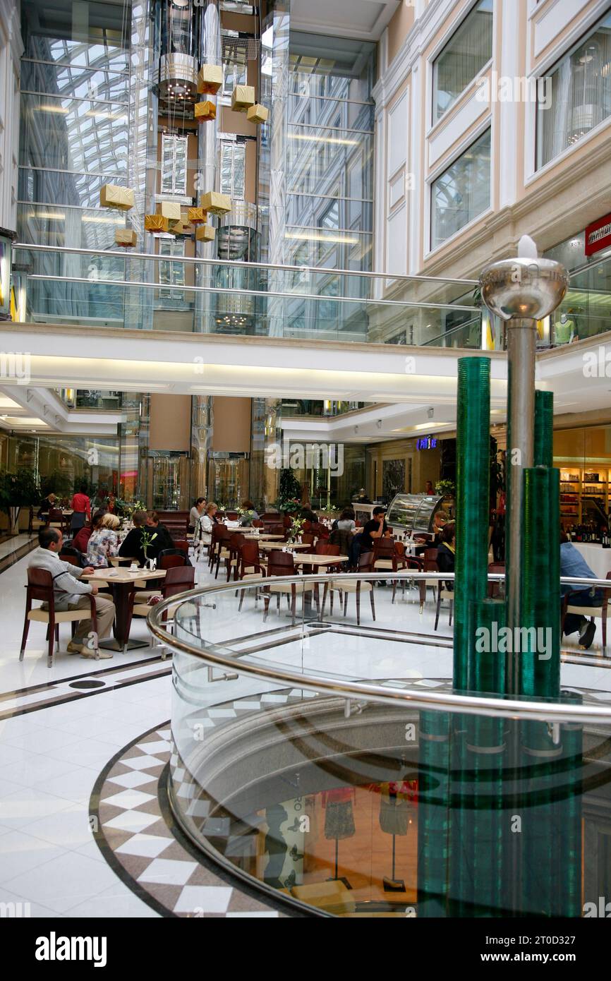 A shopping mall at Nikolskaya Ulitsa street, Moscow, Russia Stock Photo ...