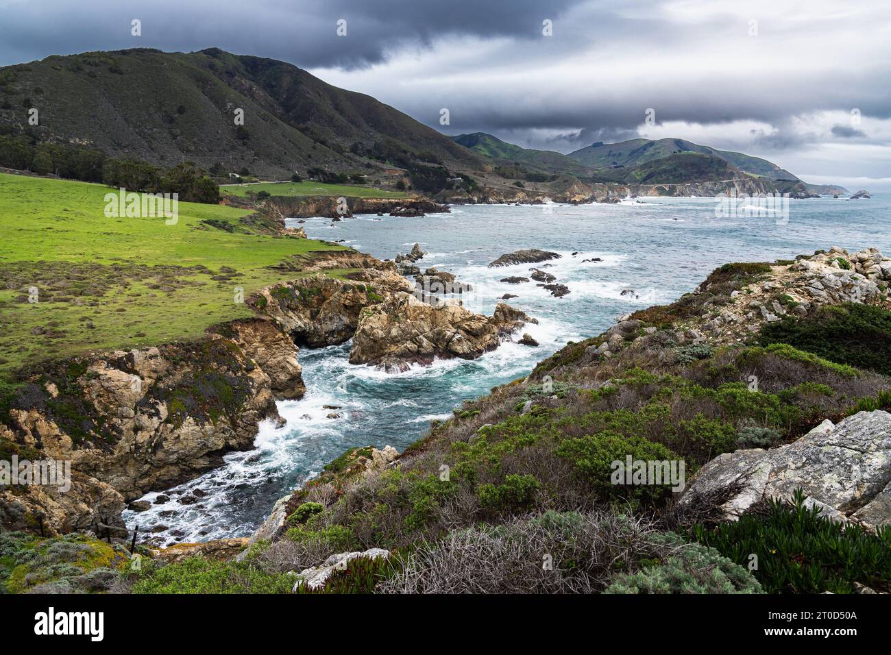 The Rugged Cliffs Of Big Sur And The Pacific Ocean On A Cloudy Day ...