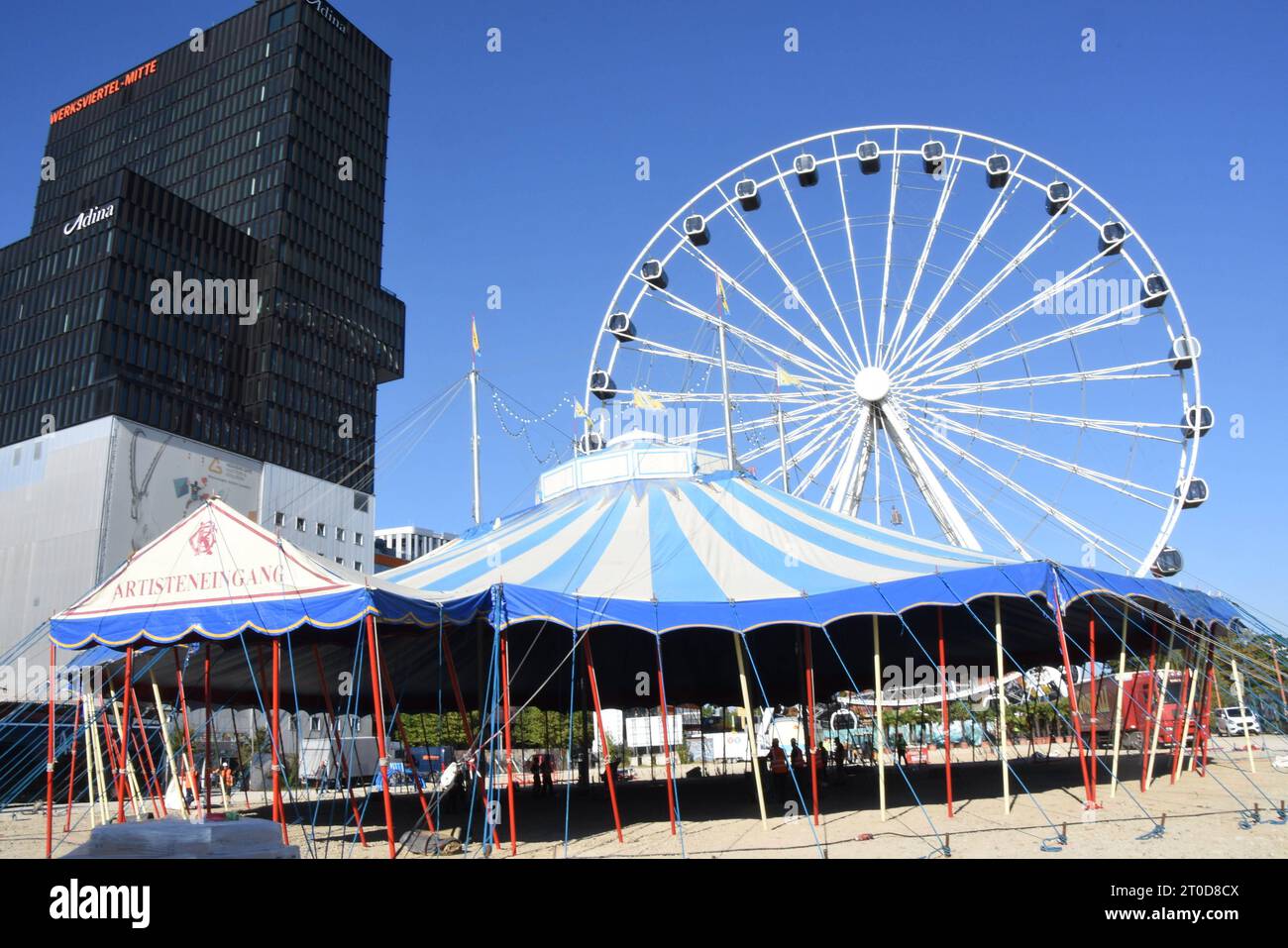Muenchen 05.10.2023 Werksvietel Mitte Circus Roncalli Aufbauarbeiten ...