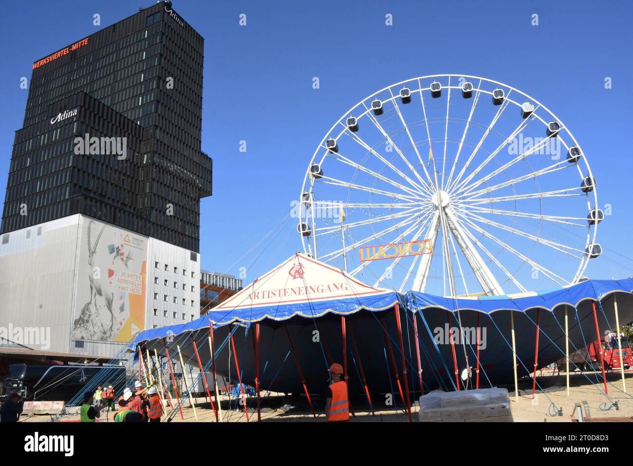 Muenchen 05.10.2023 Werksvietel Mitte Circus Roncalli Aufbauarbeiten ...