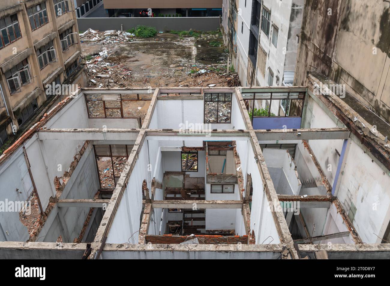 The remains of the destroyed concrete building Stock Photo - Alamy