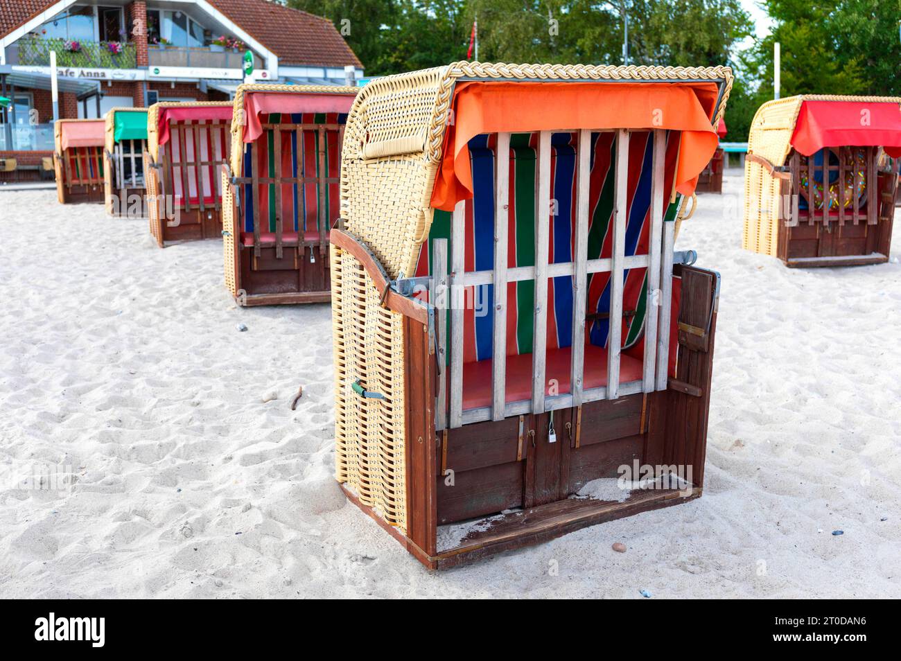 Ein Strandkorb ist ein Sitzmöbel für den Strand, bestehend aus einem ...