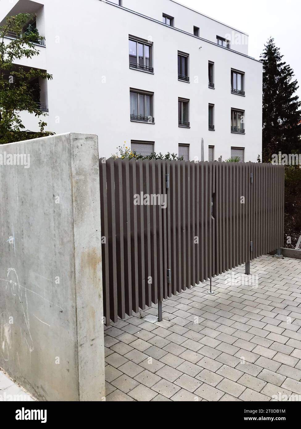 Office building behind fence hi-res stock photography and images - Alamy