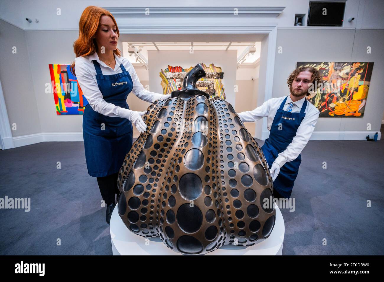 London, UK. 6th Oct, 2023. Yayoi Kusama, Pumpkin (S), Estimate ...