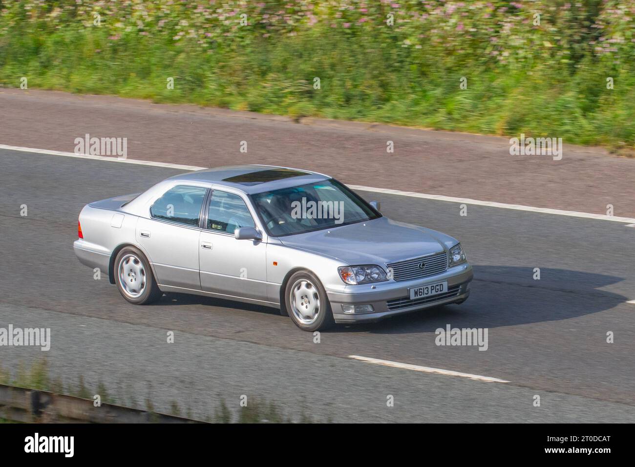 Lexus ls 400 4 0 v8 automatic hi-res stock photography and images - Alamy