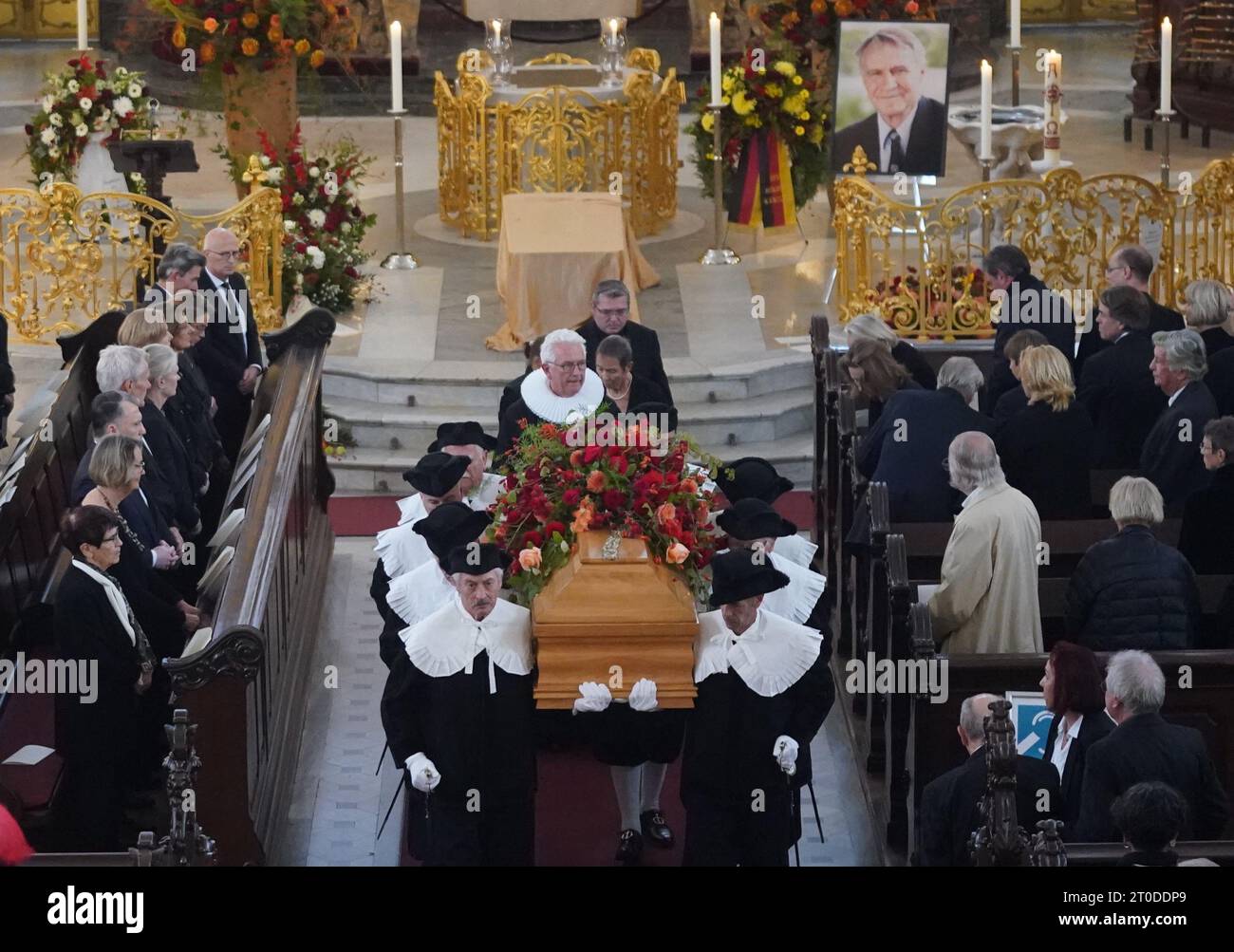 Hamburg, Germany. 06th Oct, 2023. The coffin is carried out of the main ...