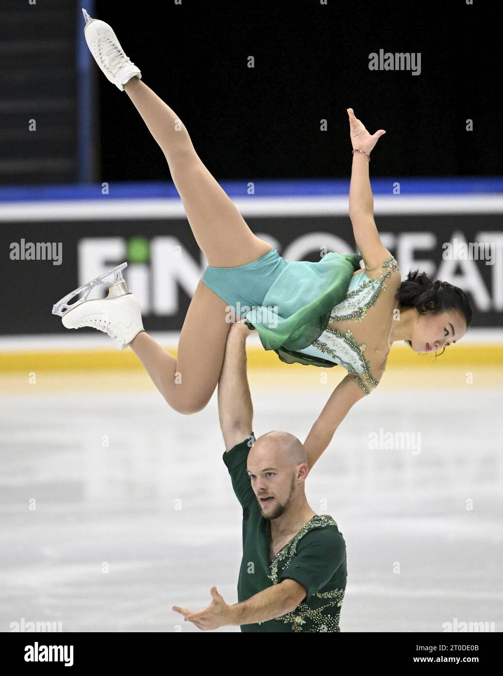 Ellie Kam and Danny O'Shea of the United States perform in the Pairs ...