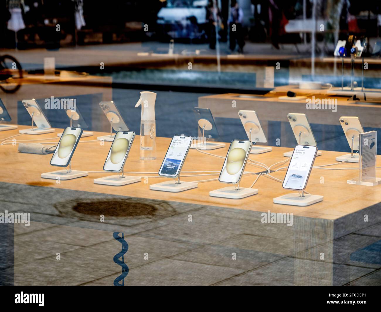 Iphone 15 series hi-res stock photography and images - Alamy