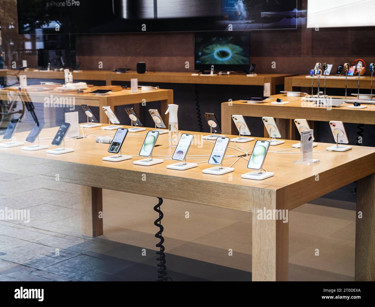 Wooden table edge features hi-res stock photography and images - Alamy