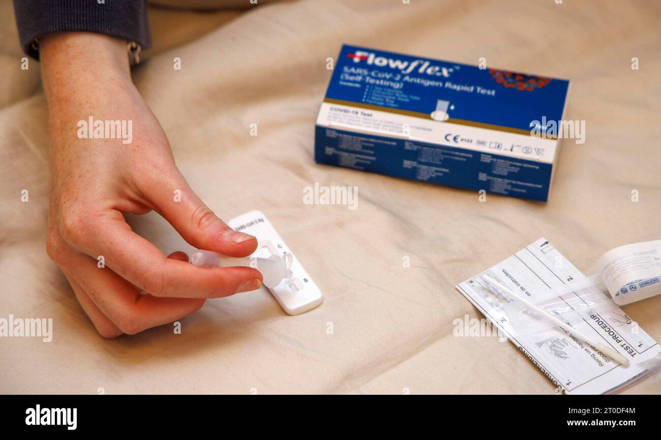 A girl does a Flowflex SARS-Cov-Antigen Rapid Test and gets a positive ...