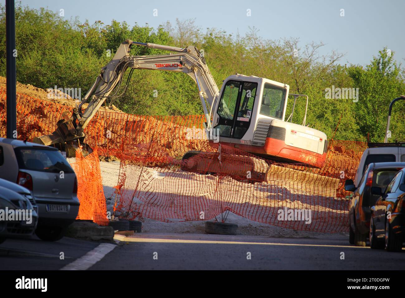 Orange construction crane stands tall hi-res stock photography and ...