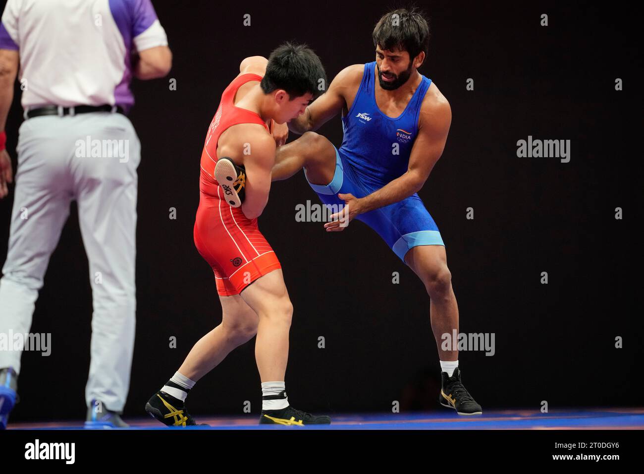 Japan's Kaiki Yamaguchi and India's Bajrang, right, compete during ...