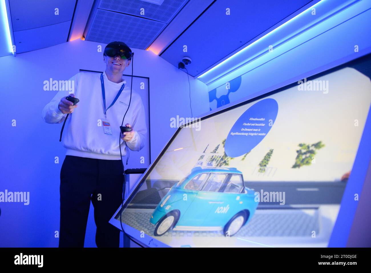 06 October 2023, Saxony-Anhalt, Magdeburg: Julian Czerney demonstrates ...