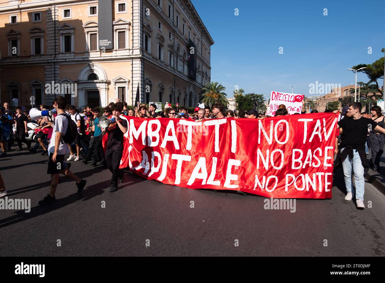 Rome, RM, Italy. 6th Oct, 2023. 5000 students on school strike for ...