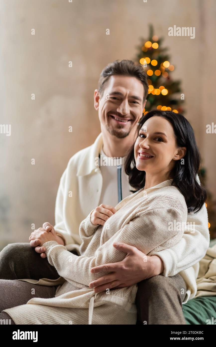 Married couple hugging hi-res stock photography and images - Alamy