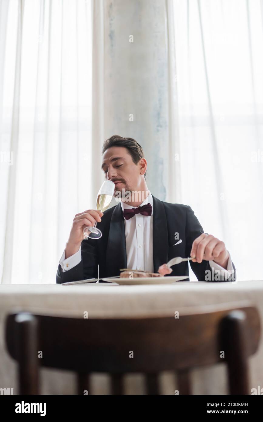 Man eating steak hi-res stock photography and images - Alamy