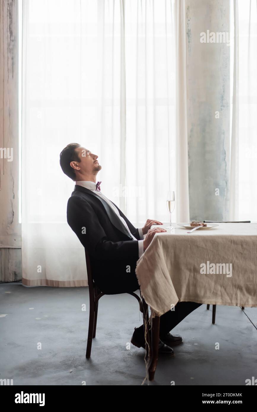 Relaxed after meal man after meal hi-res stock photography and images ...
