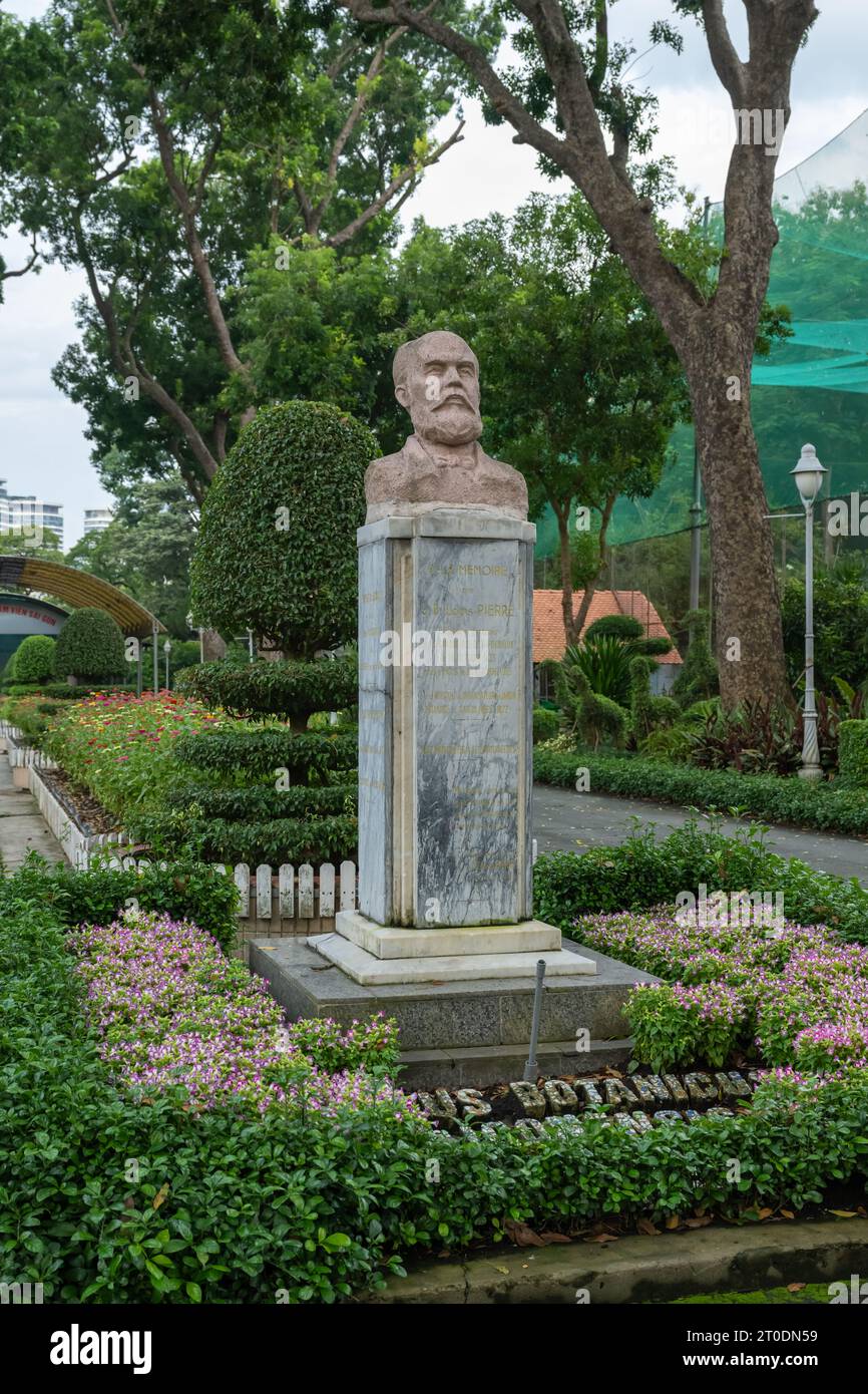 Statue of folk hero Thanh Giong at Phu Dong roundabout, Ho Chi ...