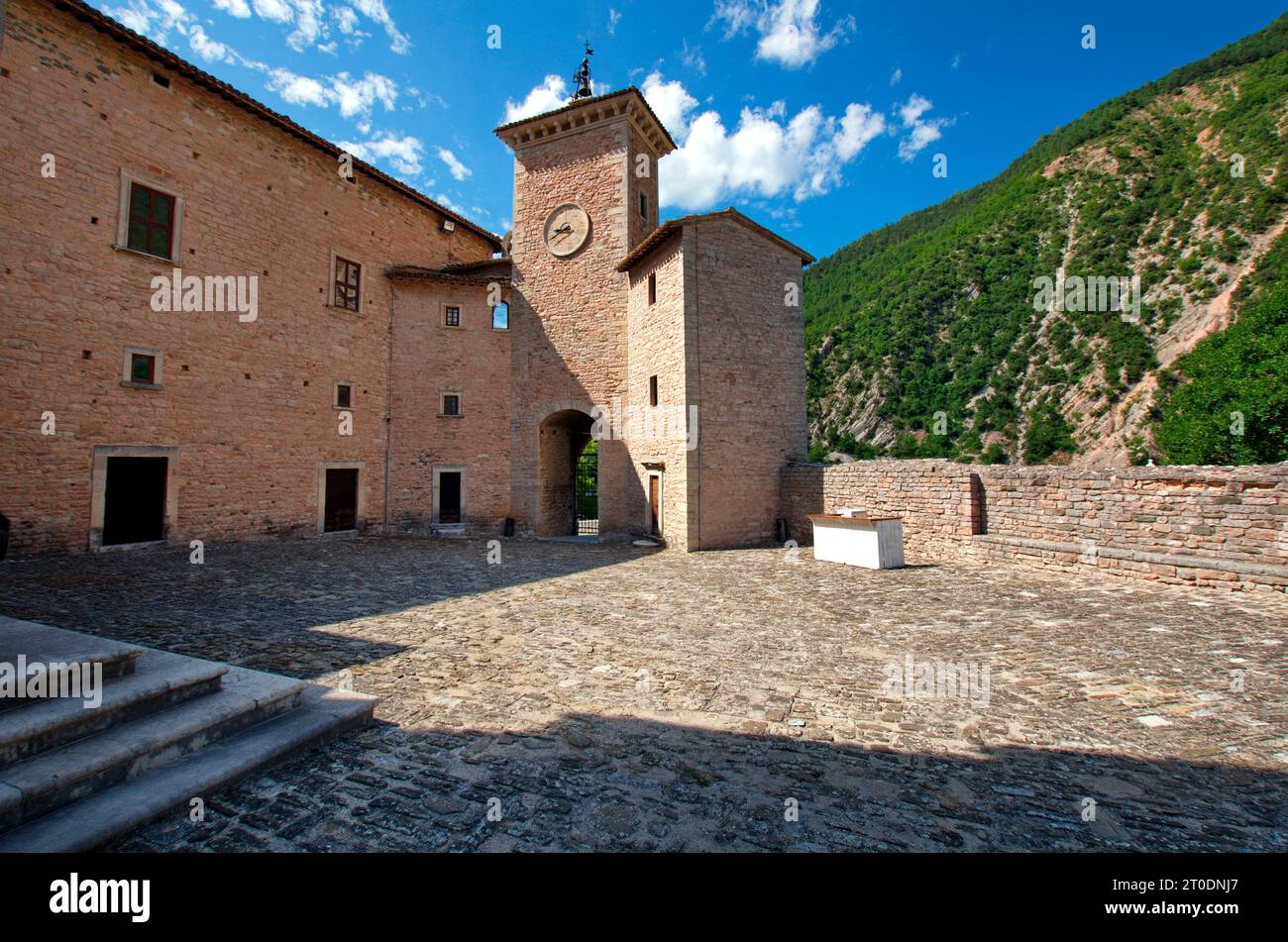 Panorama del centro storico di Piobbico col castello Brancaleoni Stock ...