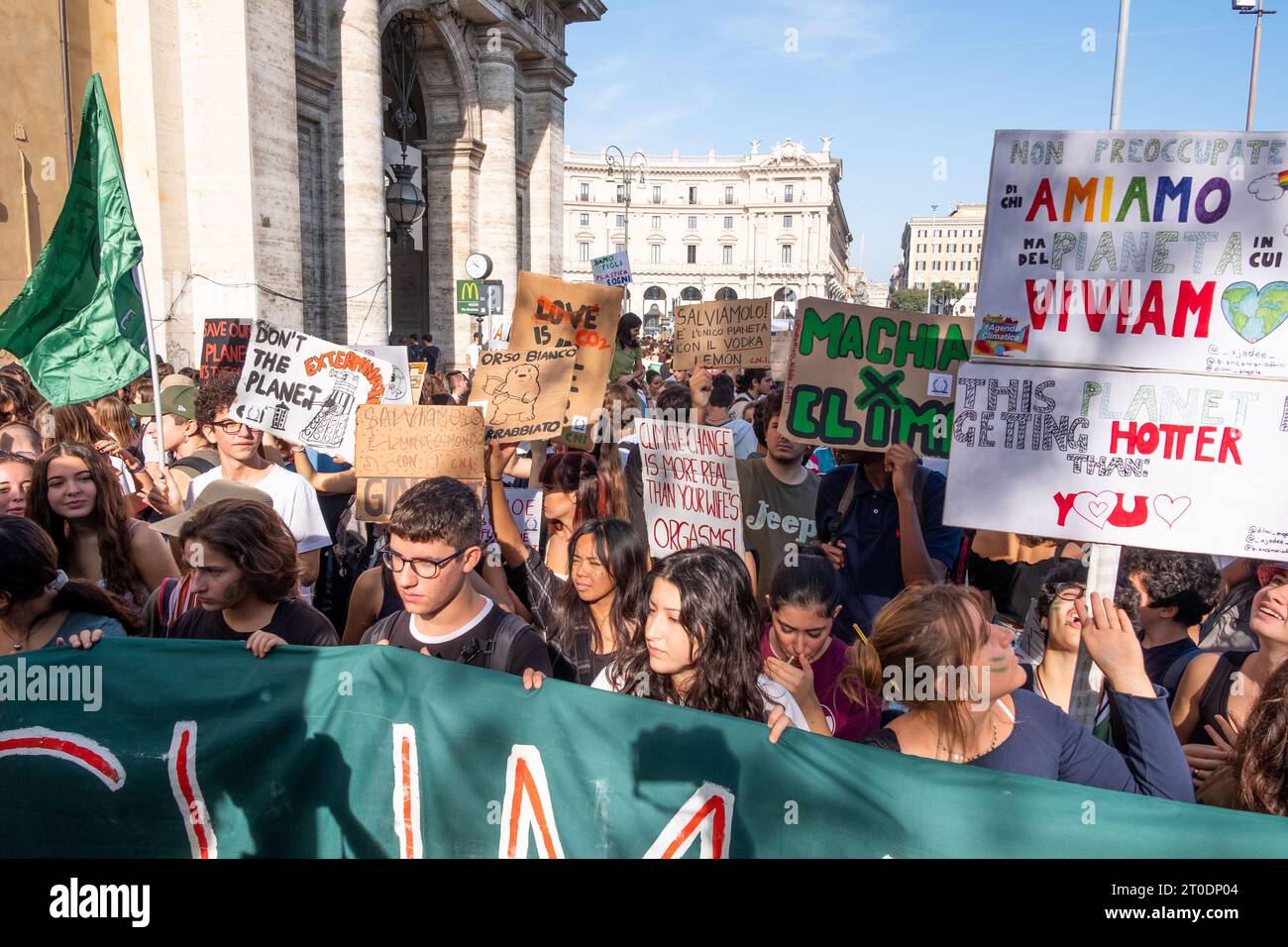 Rome, RM, Italy. 6th Oct, 2023. 5000 students on school strike for ...