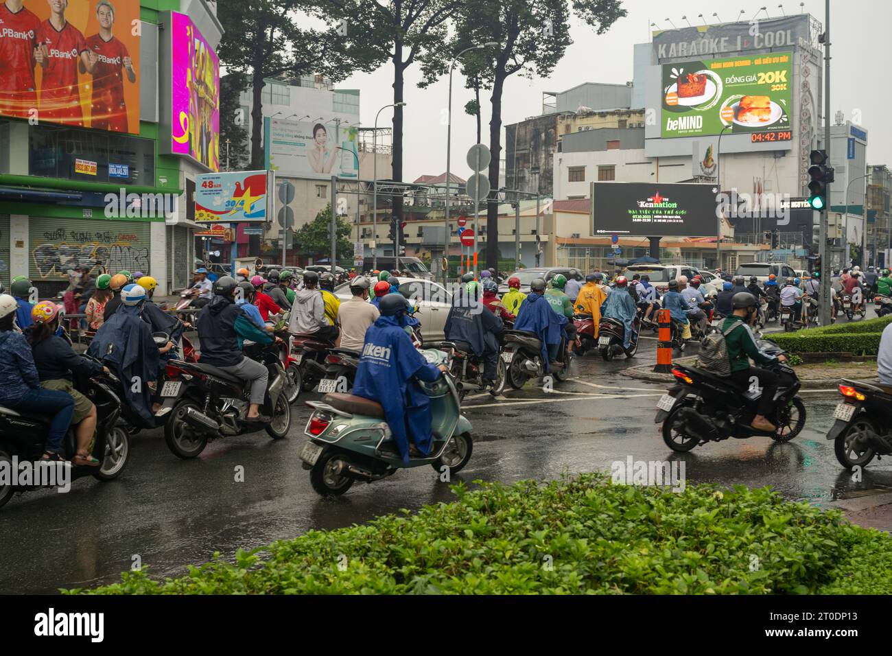 Traffic chaos during rush hour on the streets of Ho Chi Minh City ...