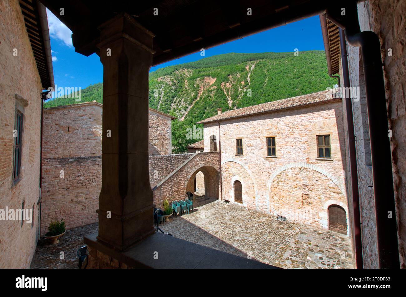 Panorama del centro storico di Piobbico col castello Brancaleoni Stock ...