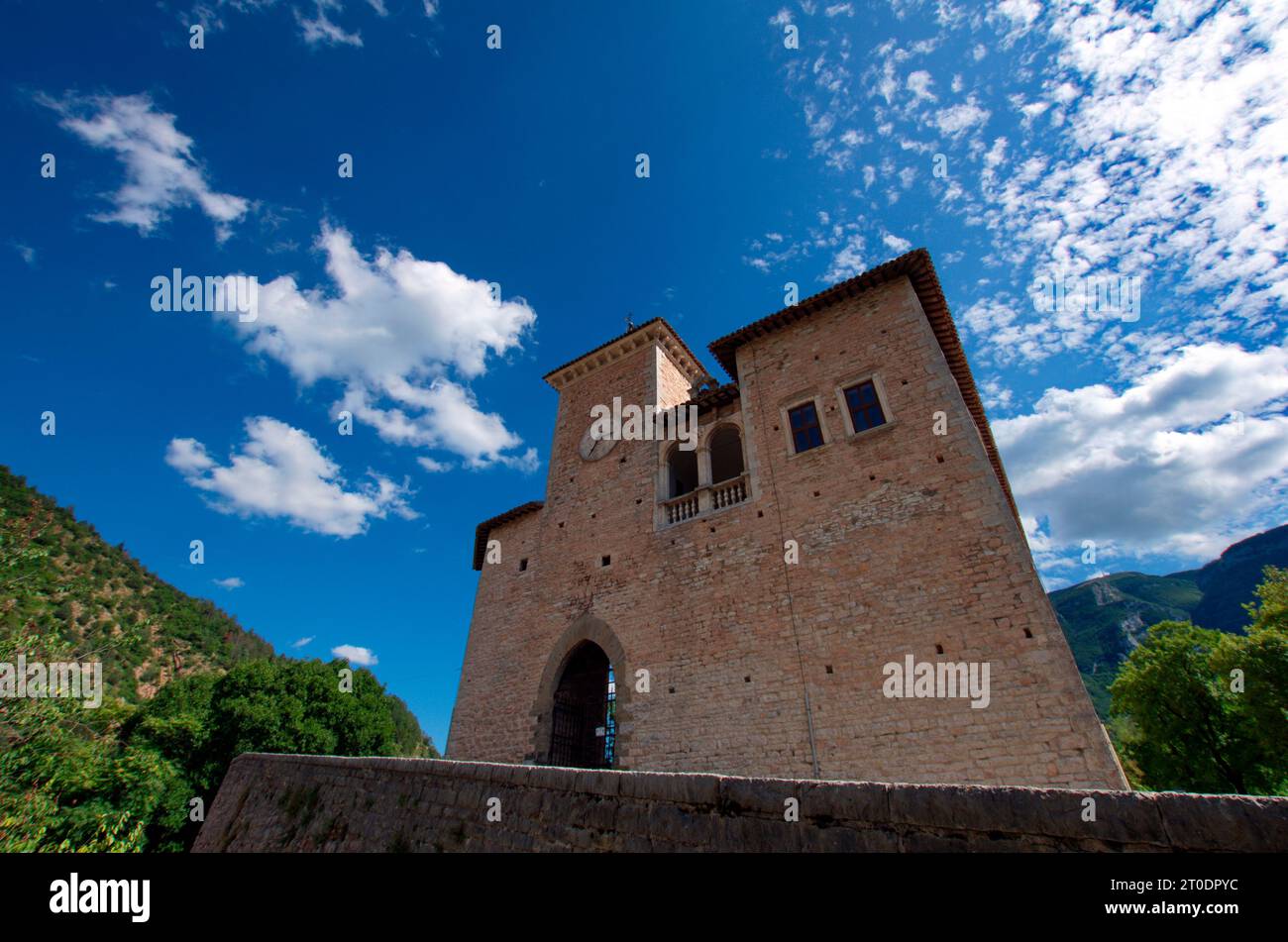 Panorama del centro storico di Piobbico col castello Brancaleoni Stock ...