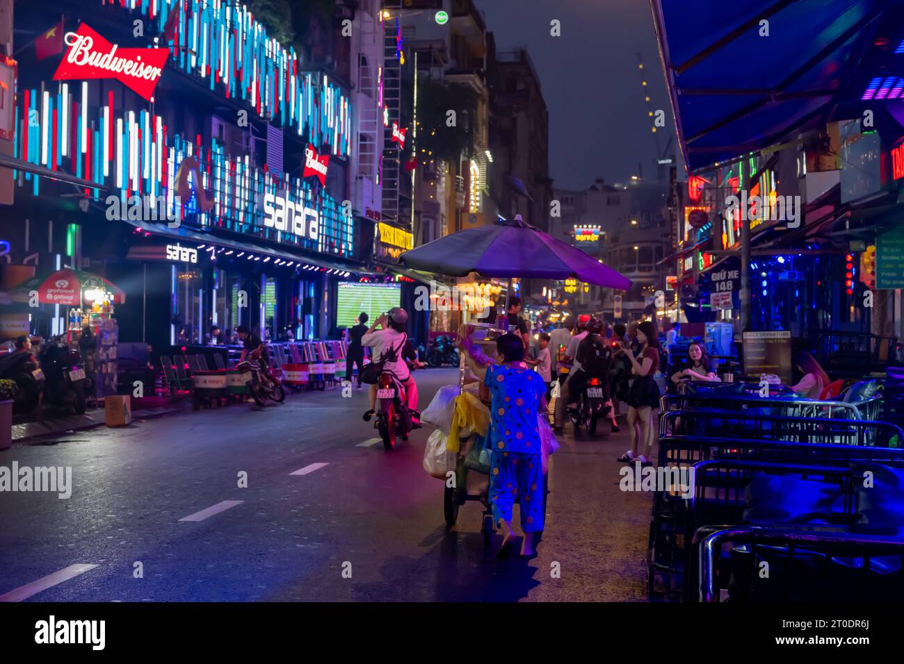 Vietnam food cart hi-res stock photography and images - Alamy