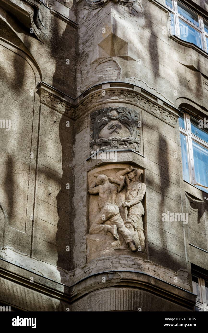 Building with relief sculptures hi-res stock photography and images - Alamy