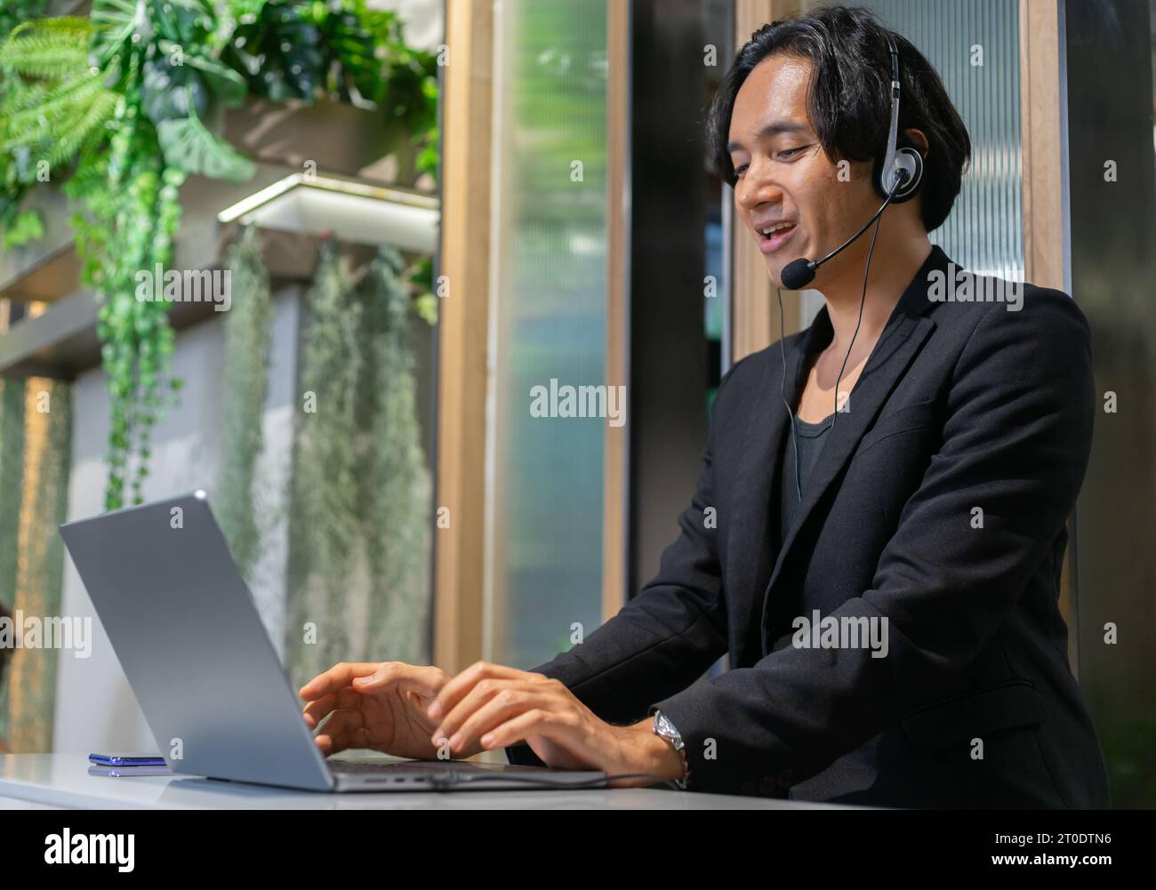 Woman helping call center agent hi-res stock photography and images - Alamy