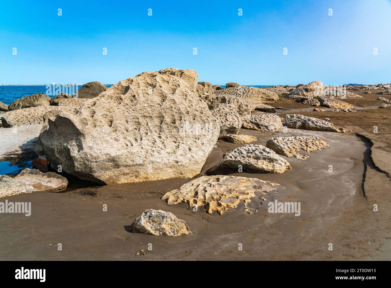 Shallow sea and ancient coastal cliffs Stock Photo - Alamy