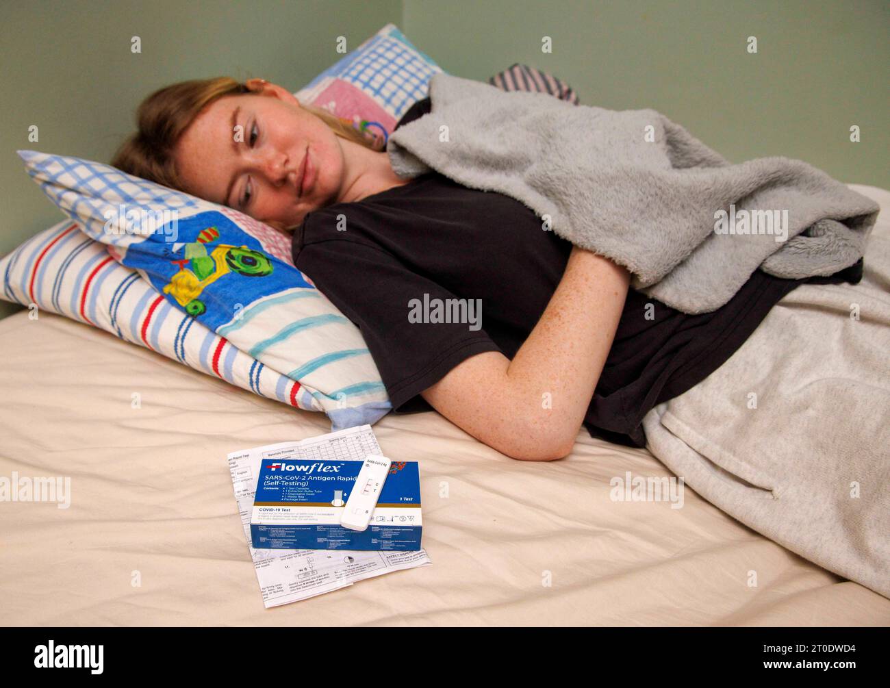 A girl does a Flowflex SARS-Cov-Antigen Rapid Test and gets a positive ...