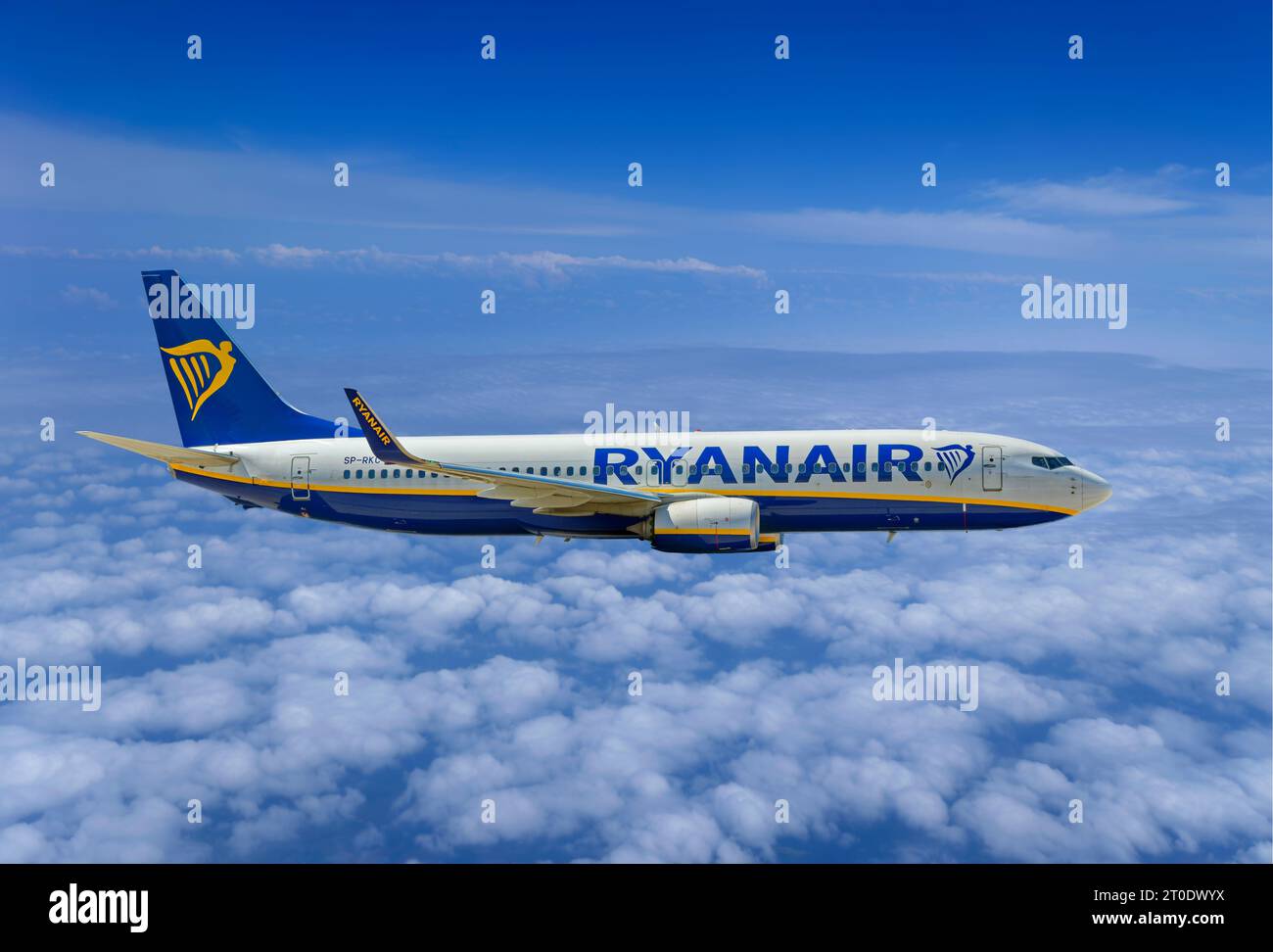 Boeing 737 800 ryanair hi-res stock photography and images - Alamy